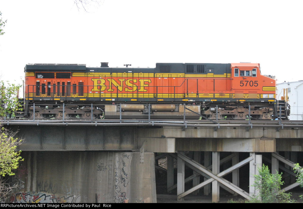 BNSF 5705